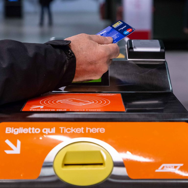 Atm Milano replaces tickets by credit card (in subway, so far ...