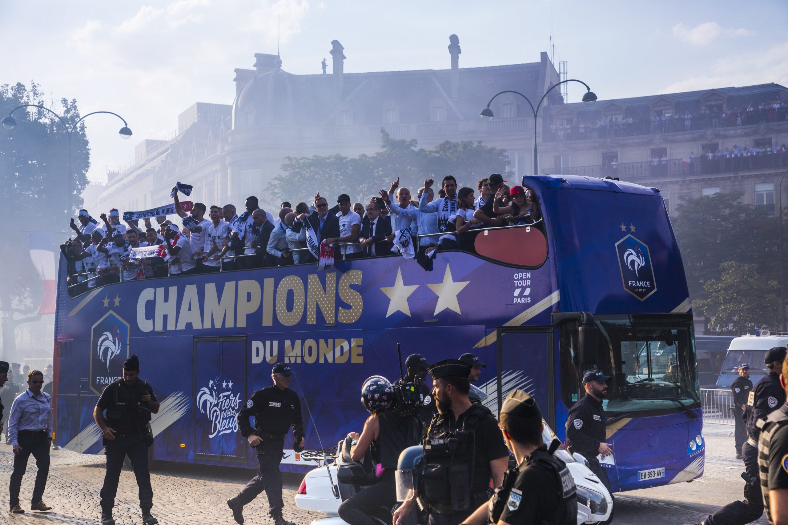 'Electrical' celebrations on the Champs Elisées. French team on a Unvi ...