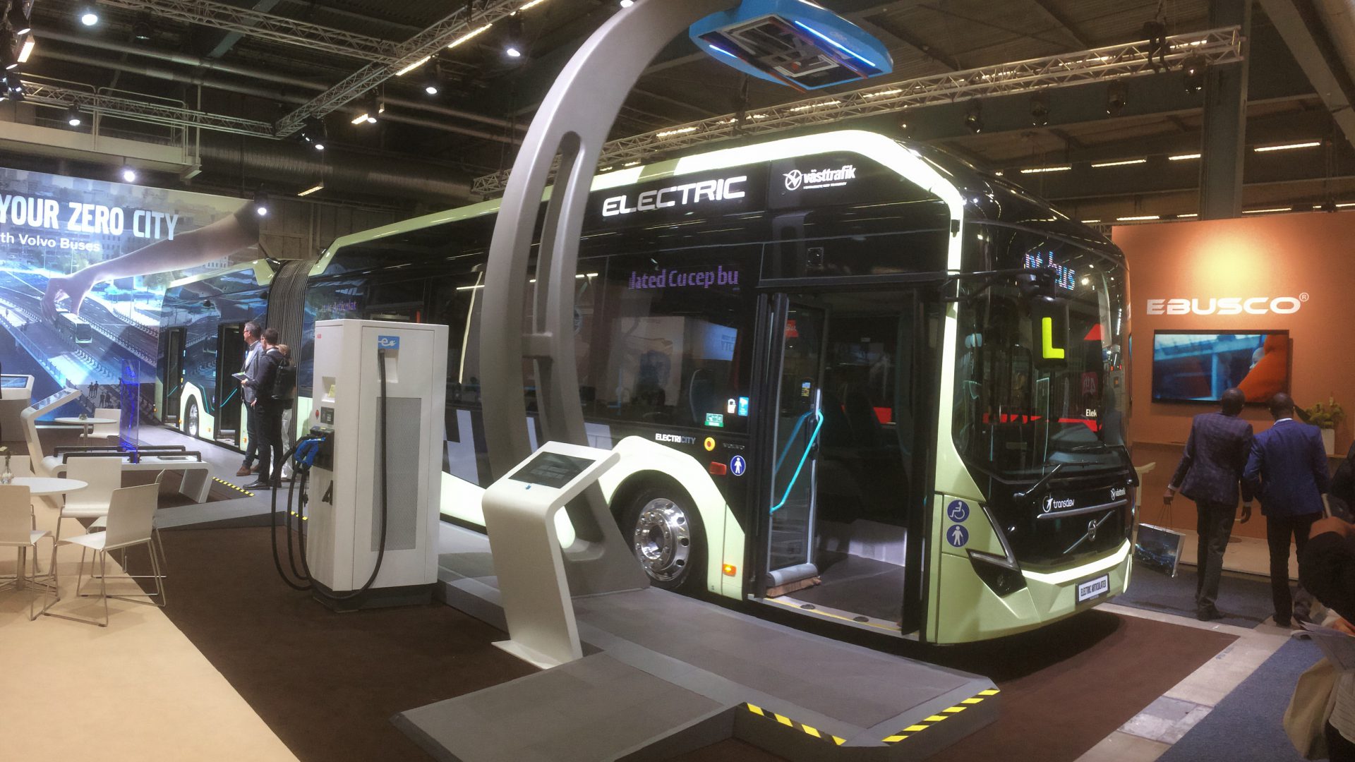 Volvo is introducing the 7900 electric articulated variant ...
