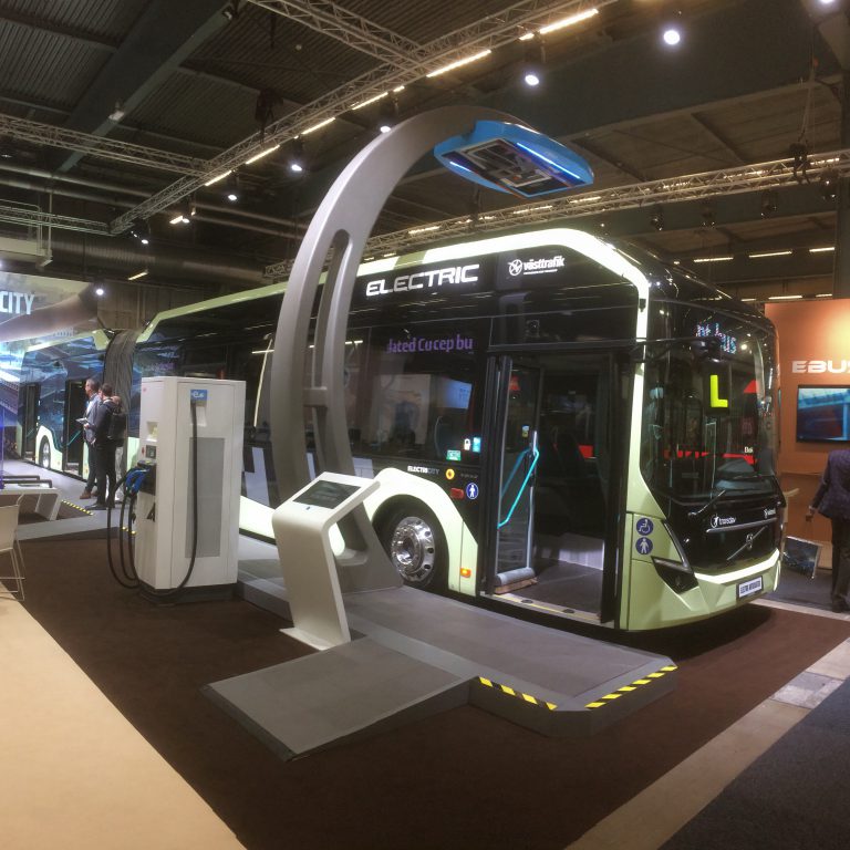 Volvo is introducing the 7900 electric articulated variant ...