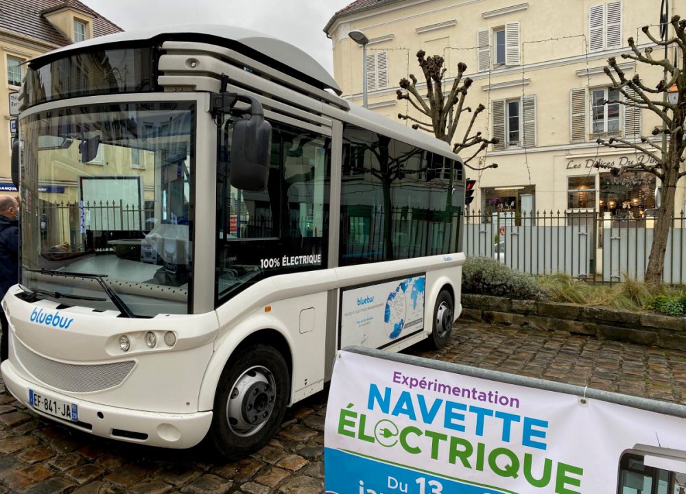 Bluebus 6-meter electric minibus on a trial in Ile-de-France (with ...