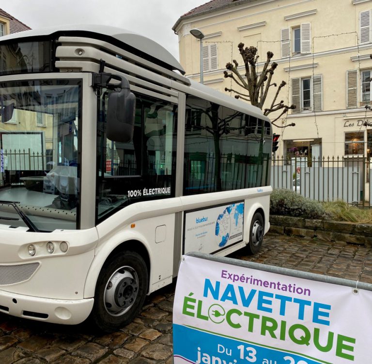 Bluebus 6-meter electric minibus on a trial in Ile-de-France (with ...