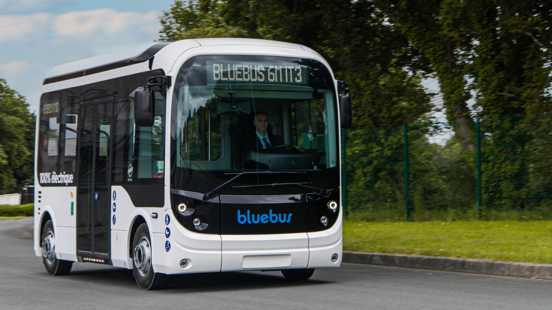 Bluebus presents its 6-meter e-bus in a restyled version - Sustainable Bus