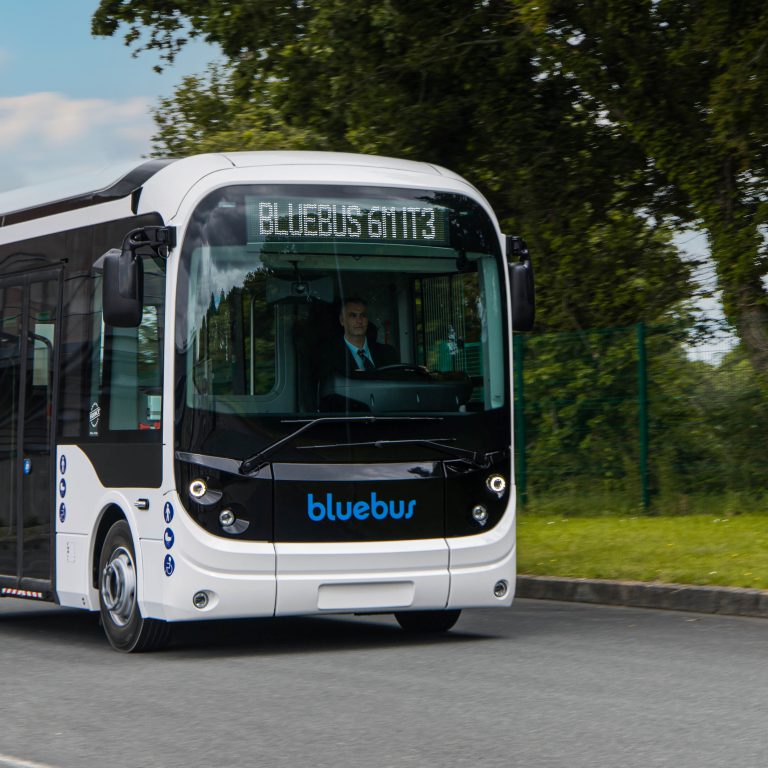 Bluebus presents its 6-meter e-bus in a restyled version - Sustainable Bus
