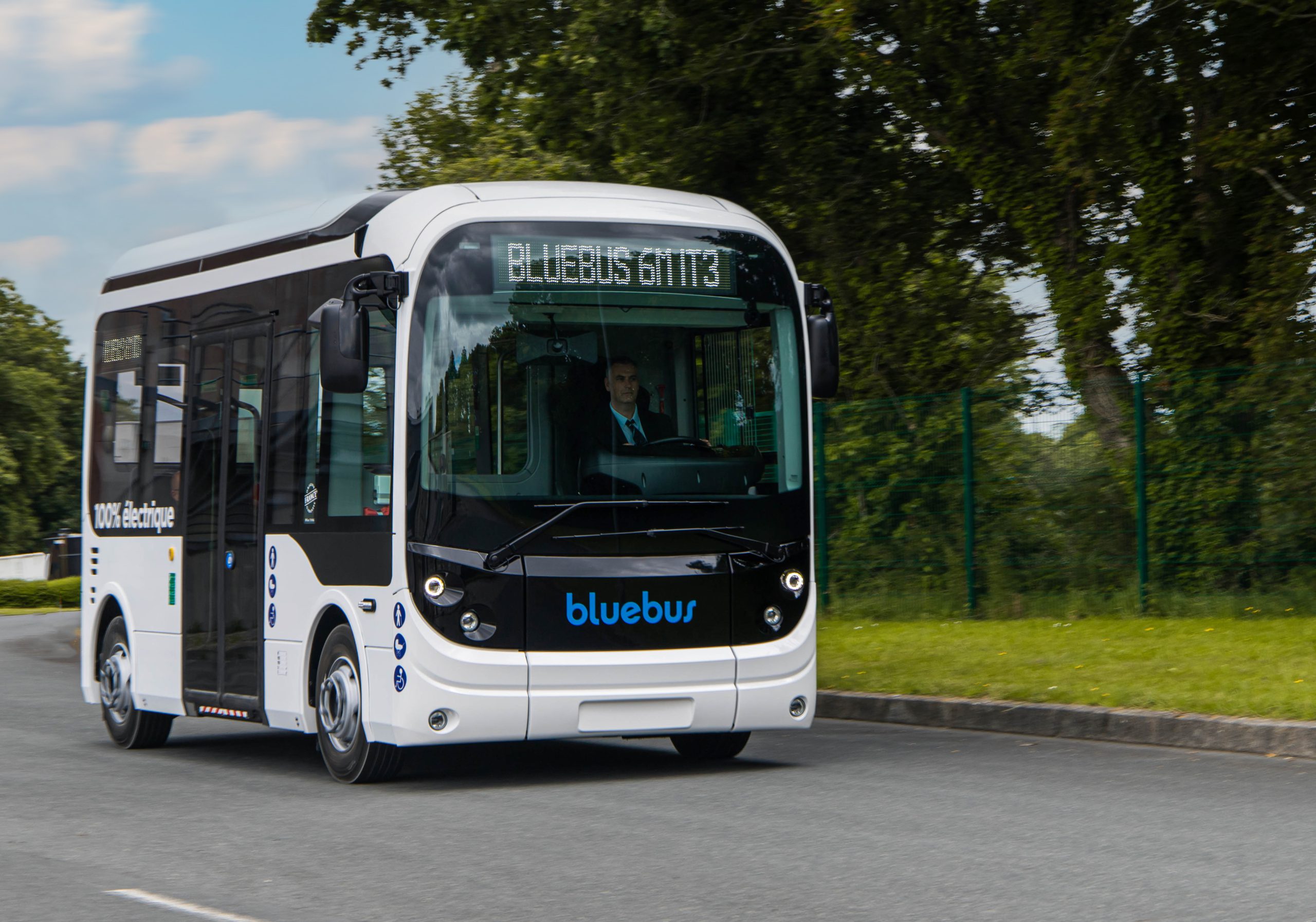 Bluebus presents its 6-meter e-bus in a restyled version - Sustainable Bus