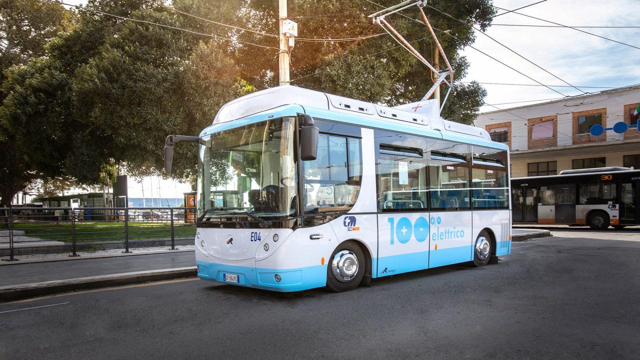 The first 6-meter e-bus with pantograph in Europe. Cagliari with ...