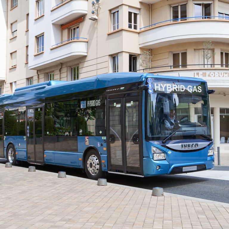 Iveco Bus raises the curtain on the Urbanway hybrid (CNG-capable ...