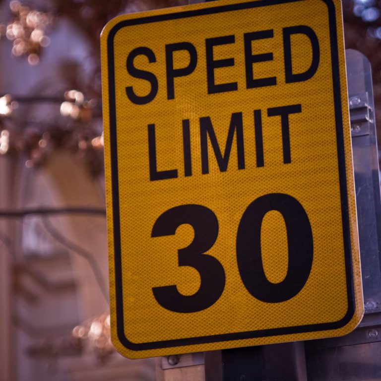 On benefits and reasons for introducing 30 km/h speed limits in cities