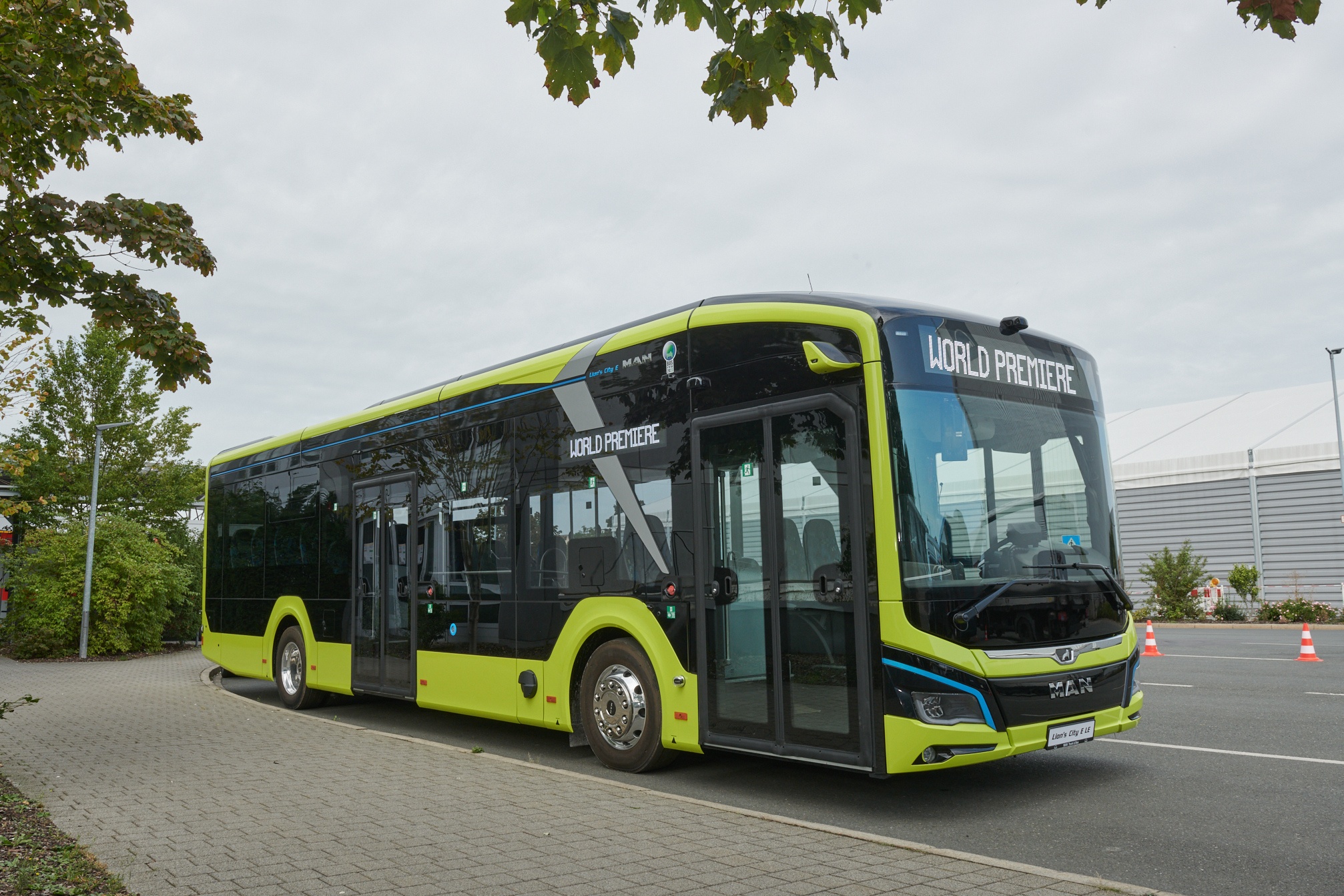 MAN welcomes its first electric Low Entry bus. It'll be at Busworld ...