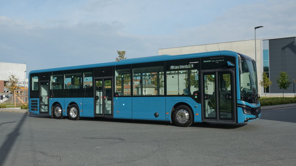 MAN welcomes its first electric Low Entry bus. It'll be at Busworld ...