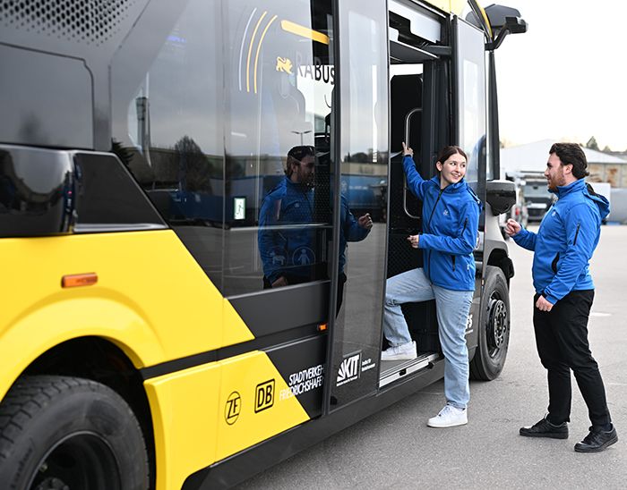 eVersum and ZF deliver their inaugural AD-enabled eVersum eShuttle