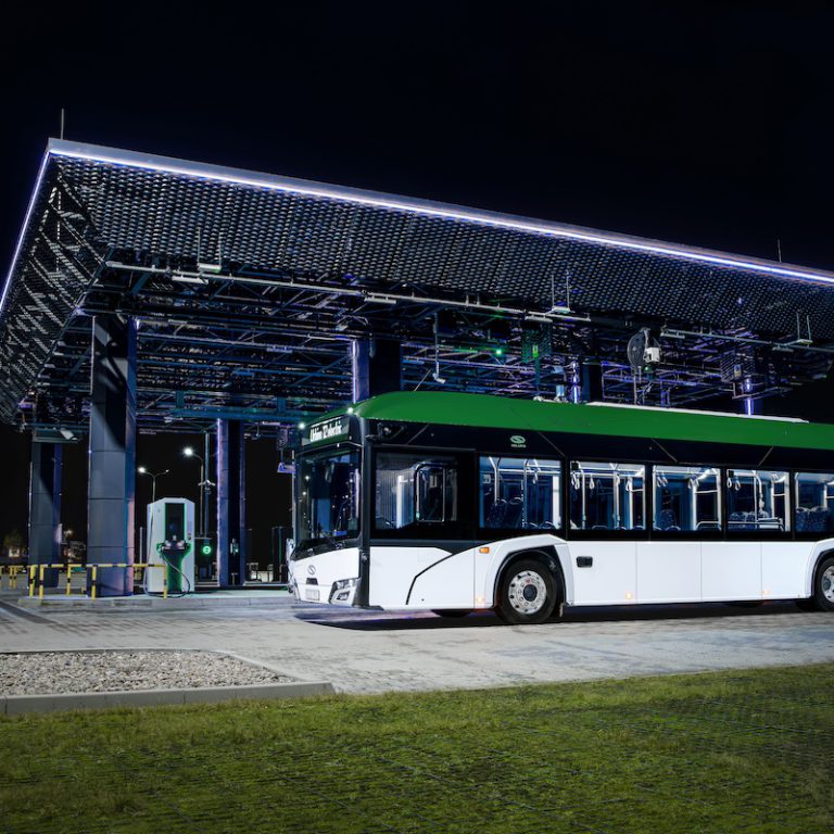 Solaris showcases Urbino 12 electric with new batteries up to 600 kWh (and modular drivetrain ...