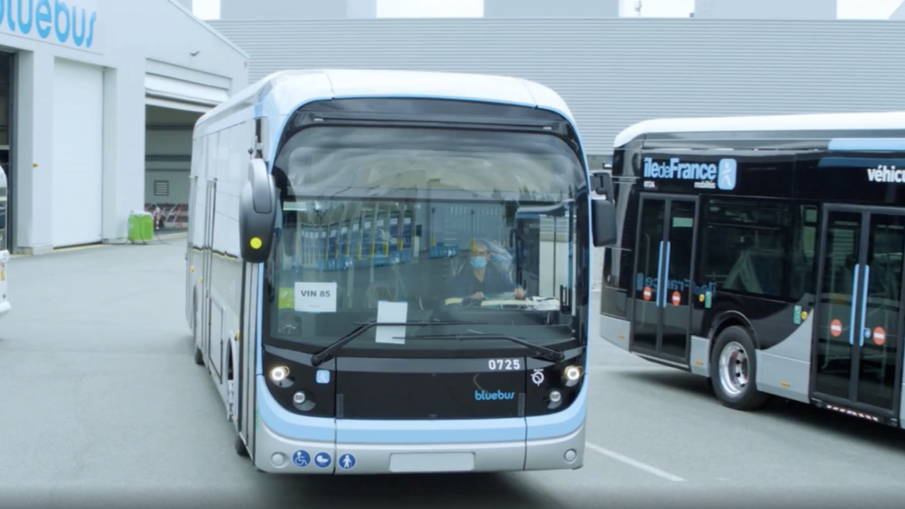 Two years after fires, 232 Bluebus e-buses are back on Paris' road ...