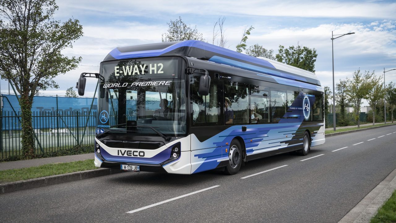 Spotlight on the IVECO E-WAY H2: less weight, 15% more passenger capacity