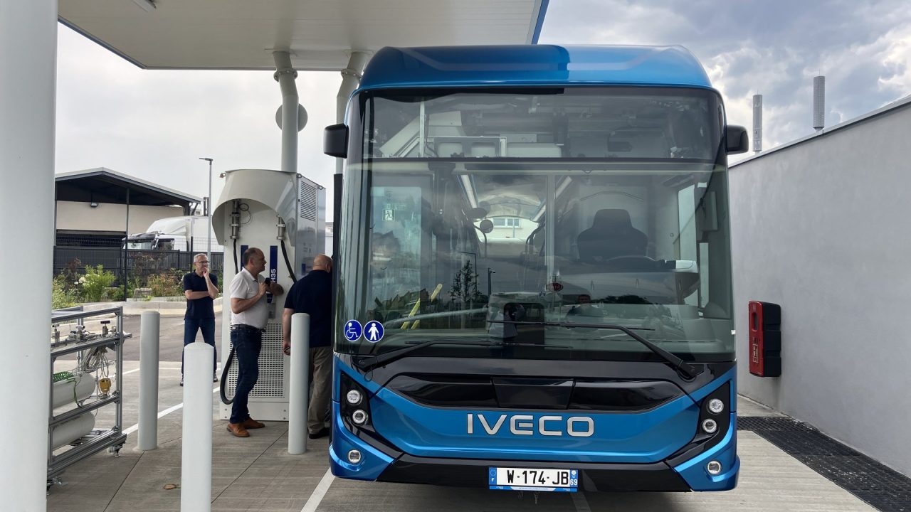 12 fuel cell buses by Iveco Bus / Heuliez Bus headed to Cannes... with ...