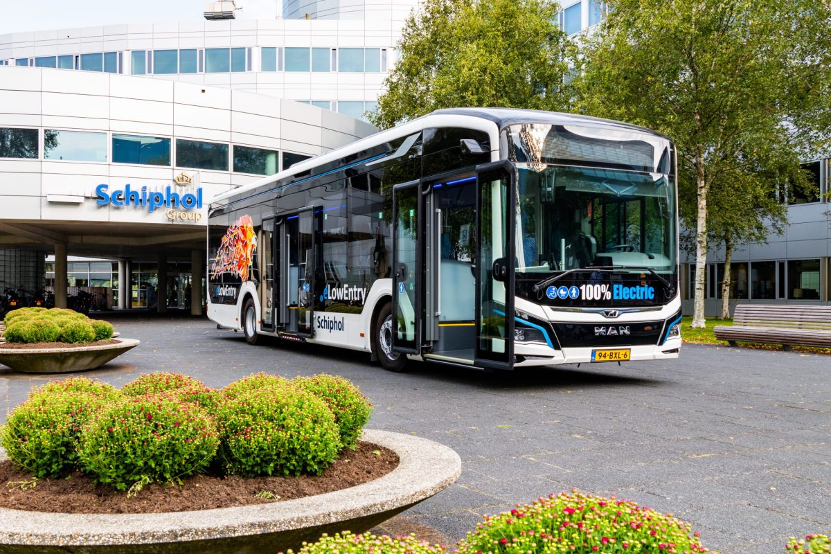 MAN wins tender to provide 52 e-buses in Schiphol airport. They'll ...