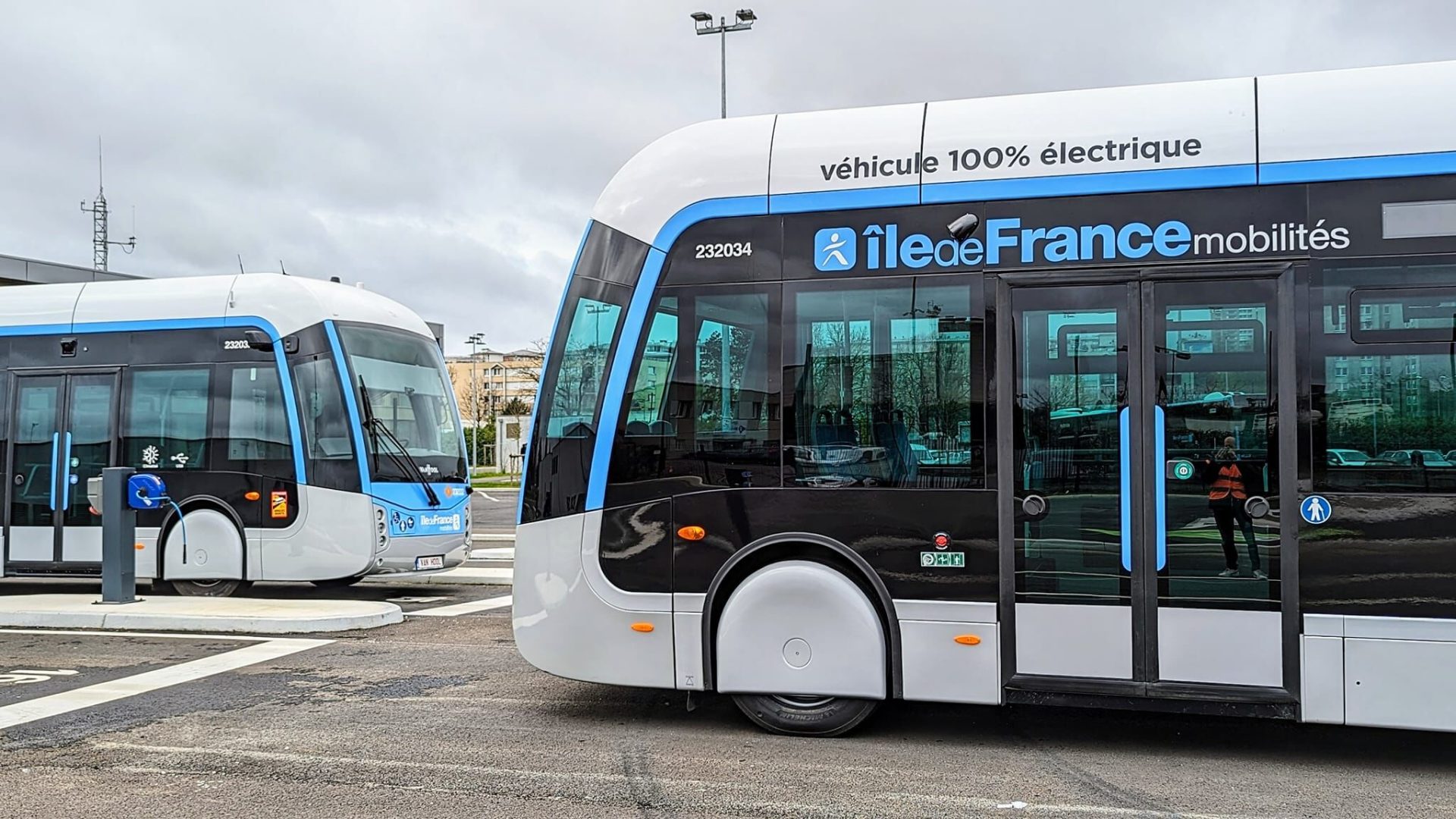 Hess will complete manufacturing of Paris' trambuses in place of Van ...