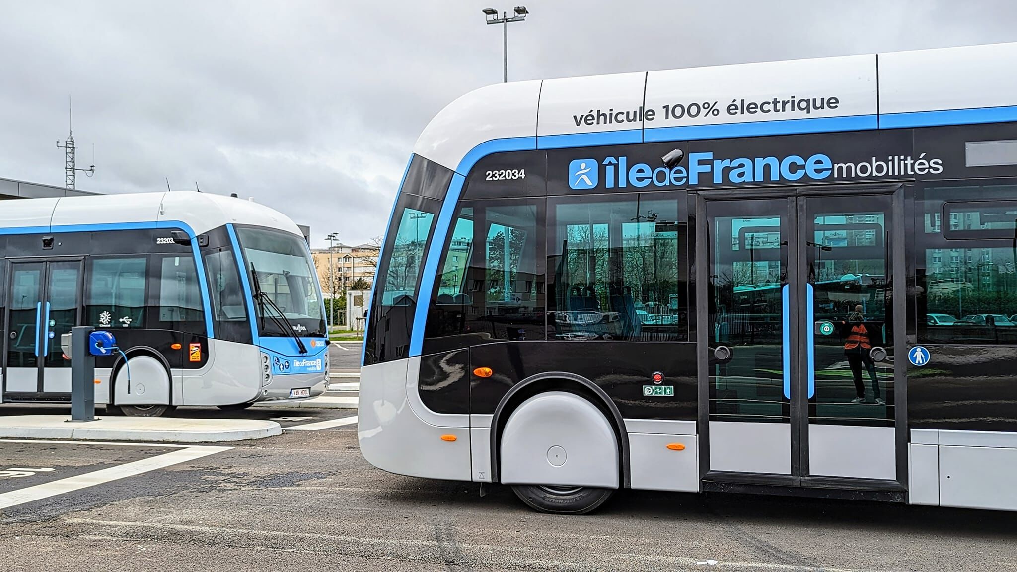 Hess will complete manufacturing of Paris' trambuses in place of Van ...