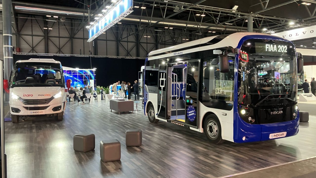 Indcar at FIAA with Bluebus 6-meter now marketed as e-B6 minibus ...