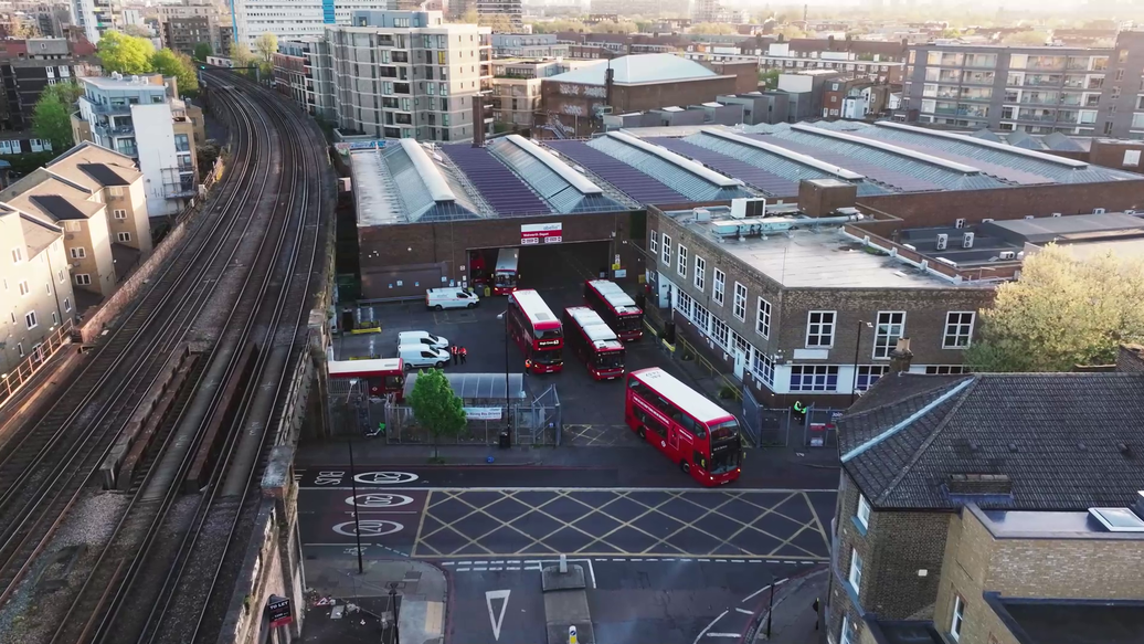 Transport UK London Bus electrifies bus route with 29 DD e-buses and ...