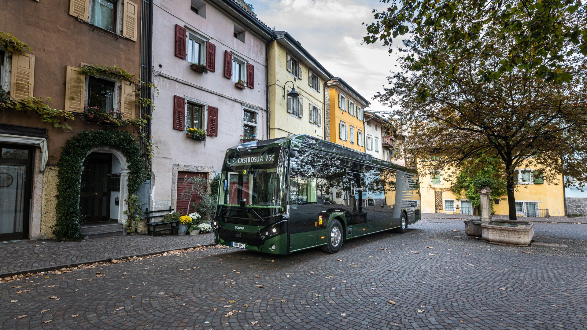 Scania believes in LNG coaches (while developing a plug-in hybrid). And ...