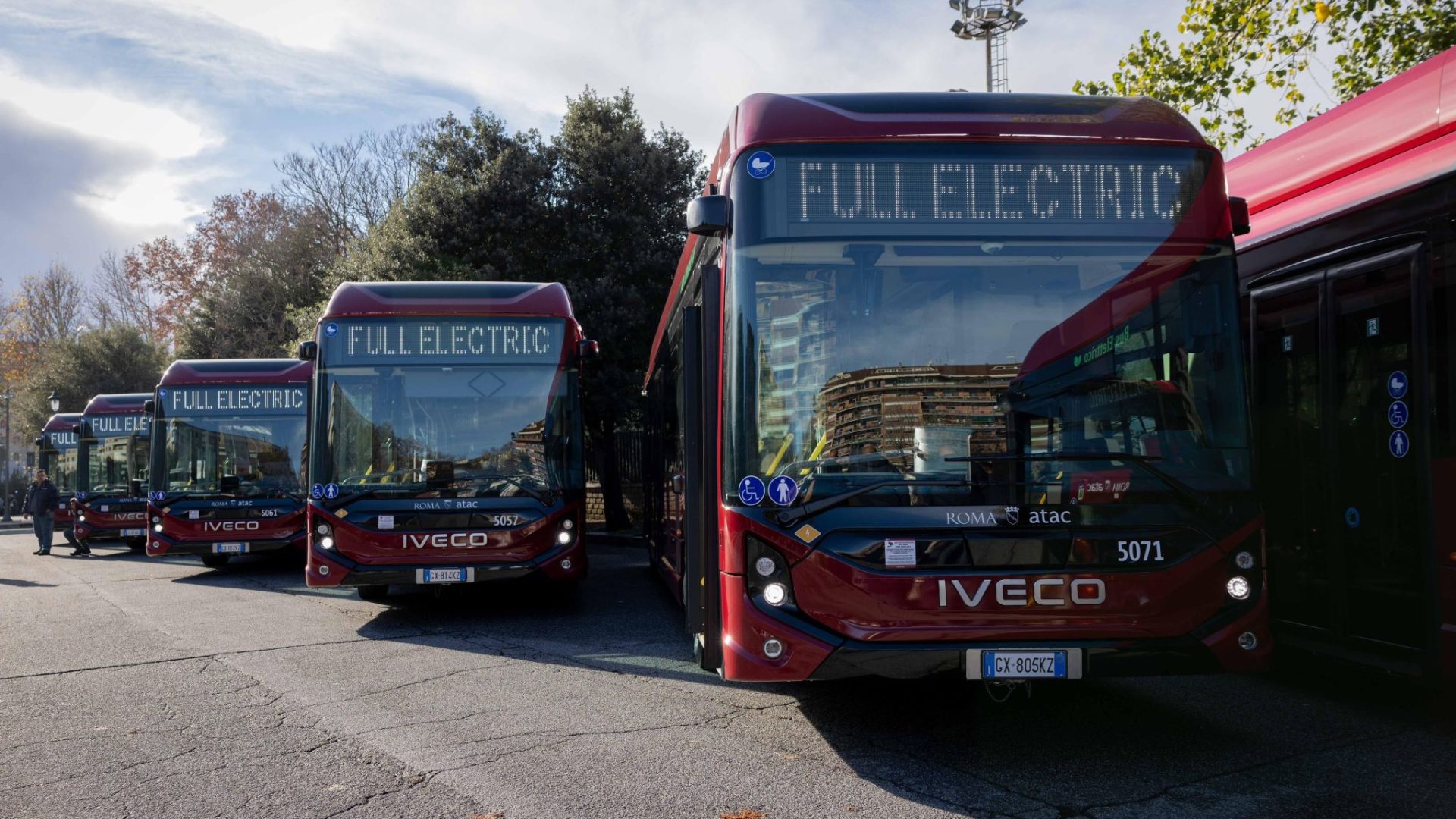 The first of +400 electric buses landed in Roma. Iveco Bus major delivery started today ...