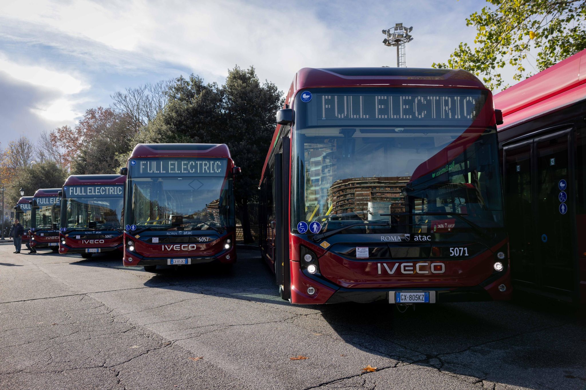 The first of +400 electric buses landed in Roma. Iveco Bus major ...