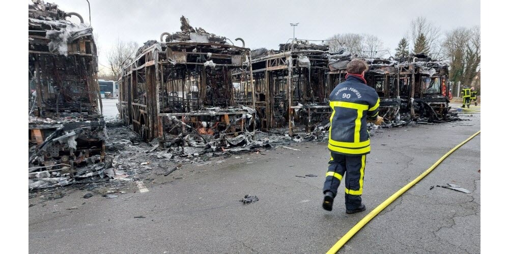 Hydrogen bus blaze in west France: seven buses lost, investigation ...