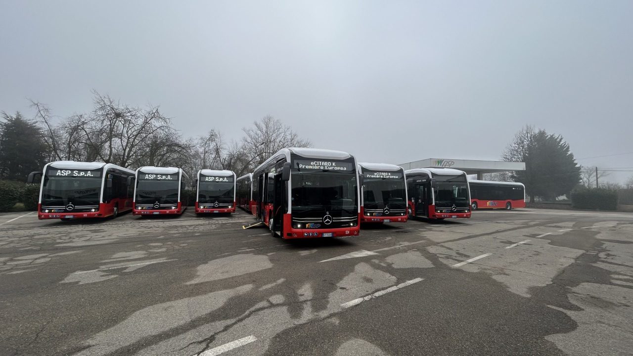 Italy saw the first delivery for the eCitaro K: four units (plus 13 ...