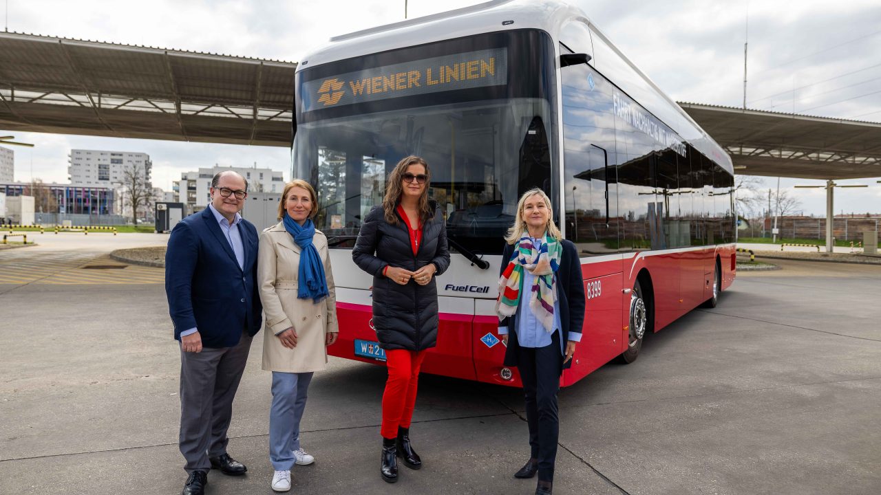 European premiere: Wiener Linien welcomes a Hyundai fuel cell bus on ...