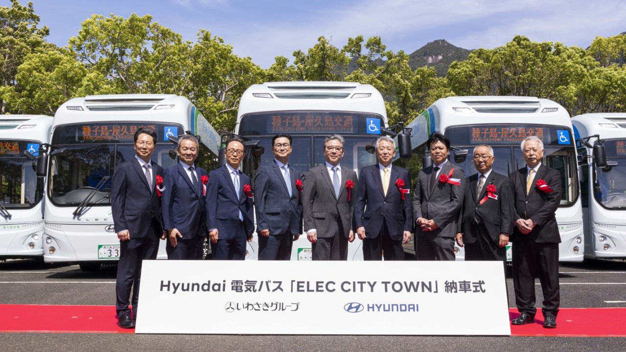 Hyundai debuts in Japan delivering a batch of 9-meter BEV buses ...