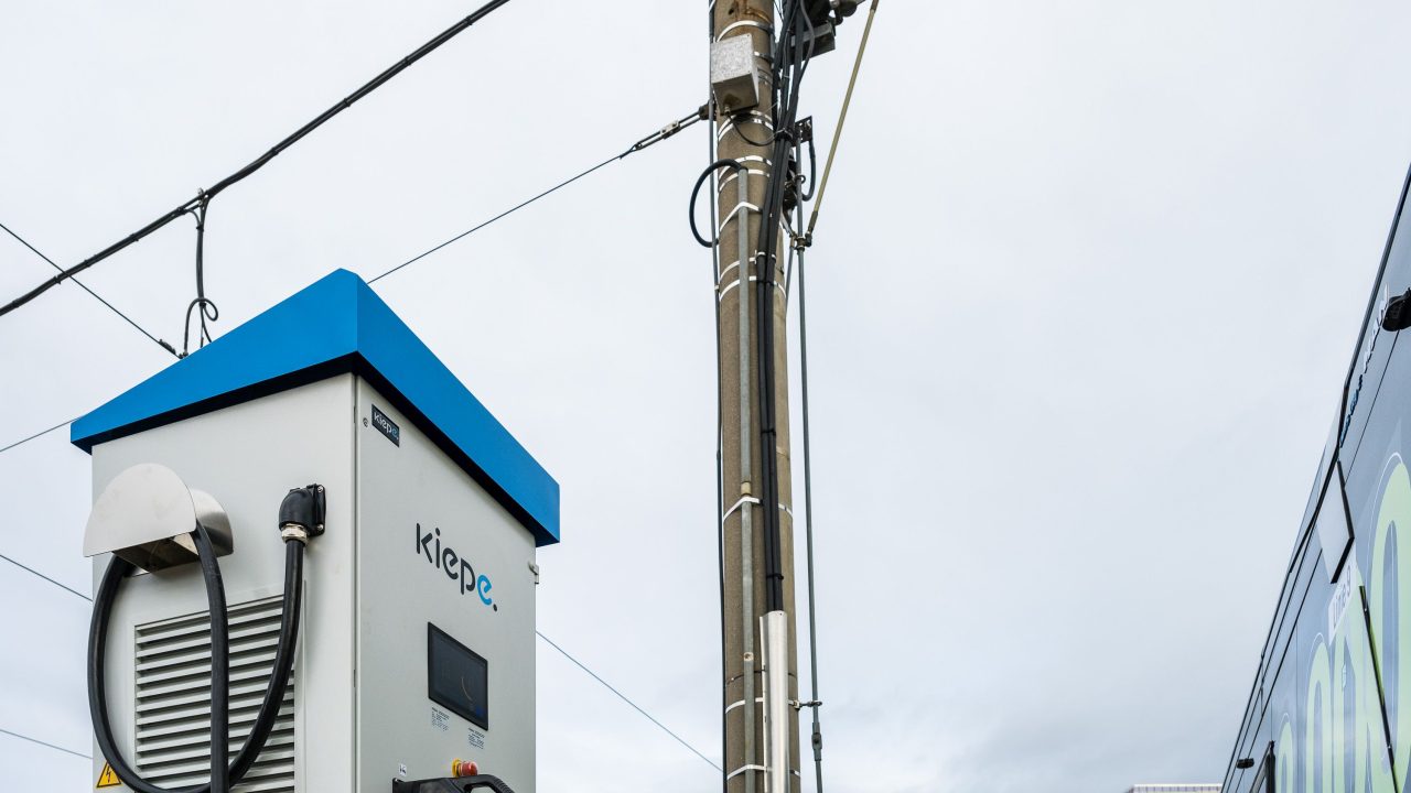 KIEPE has a solution to charge e-buses with power supply from overhead ...