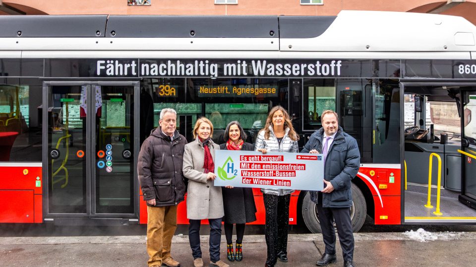 Vienna's line 39A switches to full hydrogen operation thanks to ...